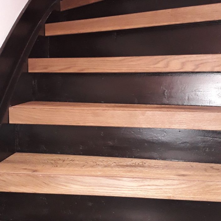Trap zwart met hout - Parketmeester